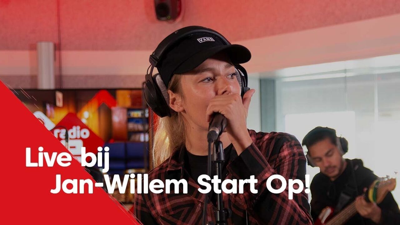 SERA maakt indruk met akoestische versie van She Kissed Me First | NPO ...