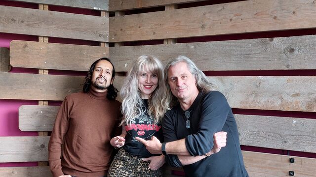 Suzanne en Mike maken kennis met Velveteen Rabbit in De Keiharde ...