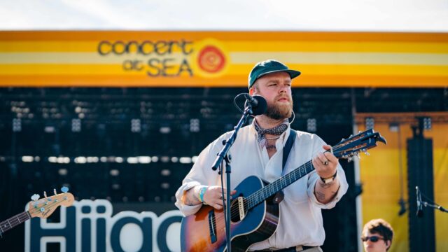 Hiigo speelt liveversie Tankstation op dak Concert at SEA | NPO Radio 2