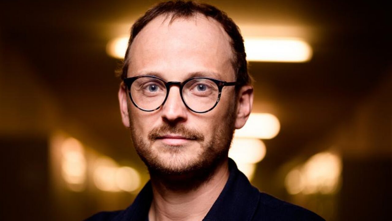 Muziekjournalist Atze de Vrieze duikt in merkwaardige hits in nieuwe ...