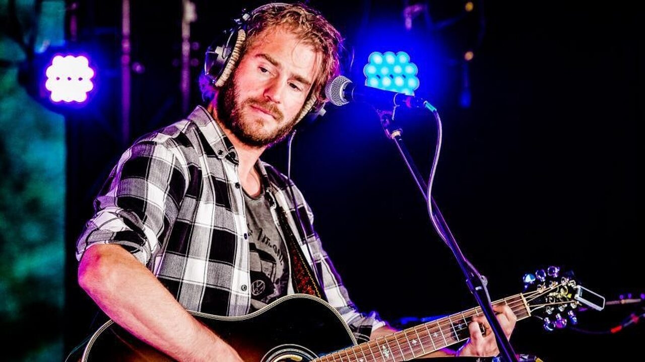 Tim Akkerman toont zich beste zanger met 'Dance Tonight' | NPO Radio 2