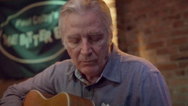 Jake Holmes speelt 'Dazed and Confused' dat bekend werd door Led ...