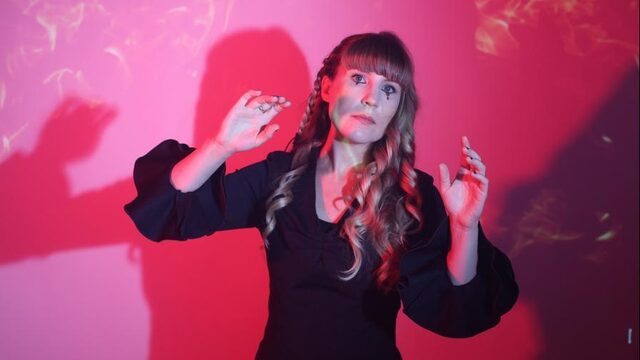 Singer/songwriter Emily Jane White maakt muziek dankzij ‘Betty Davis ...