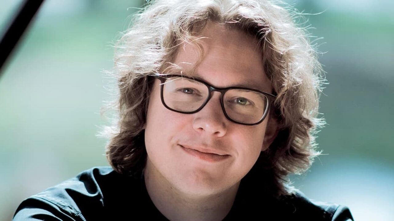 Hannes Minnaar apeelt Beethovens beroemde Vijfde Pianoconcert. | NPO ...