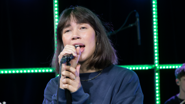 MEAU met nieuwe single '22' in de 3FM Live Box | NPO 3FM